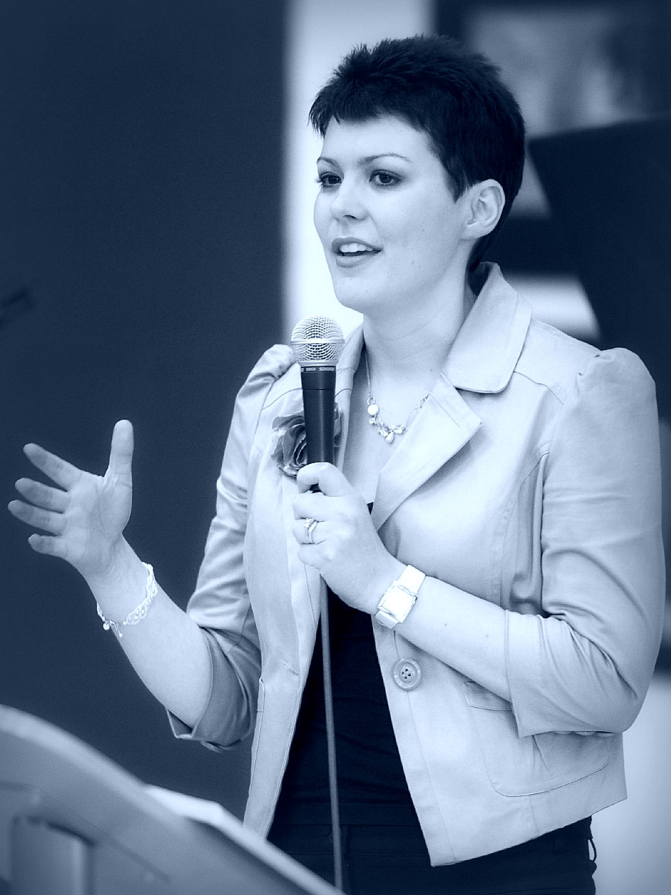 DR CHLOE LYNCH – MA (Cantab) MA (Middx) PhD (Middx)